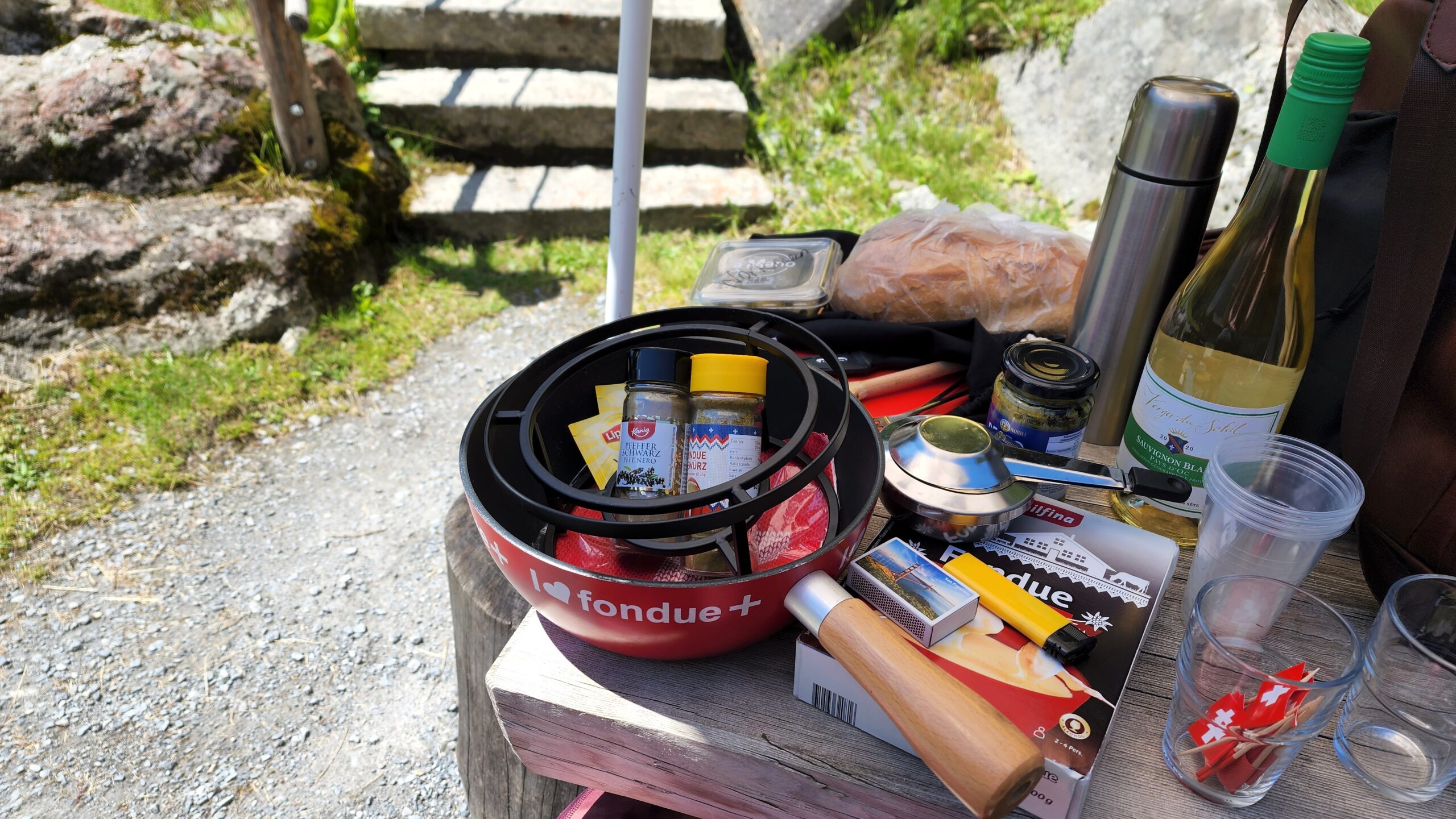 Fondue backpacking in Interlaken – Fondue Villa & Garden